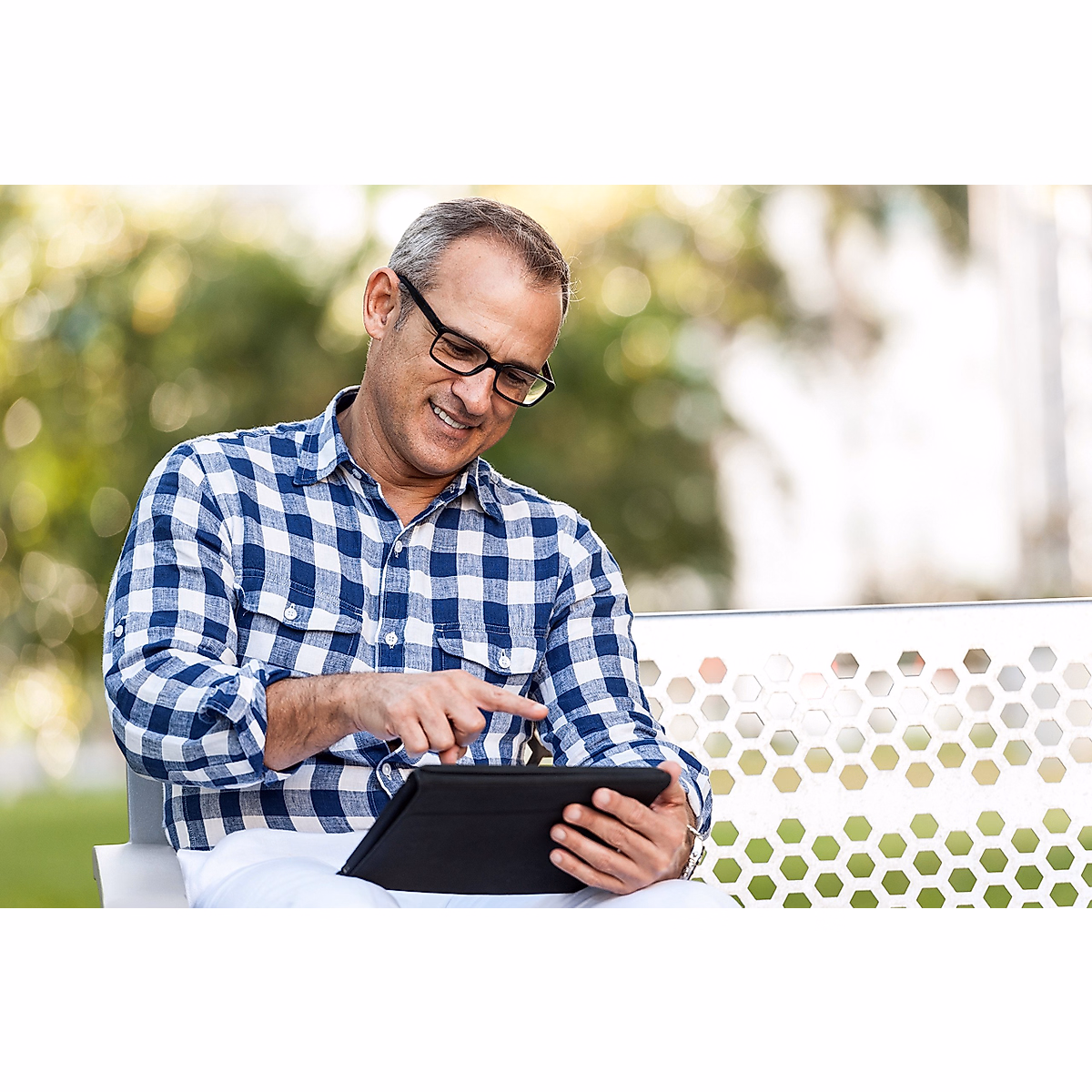 MAGNIFEYE Reading Glasses for Men or Women, 2.5 Diopters, Black, 1 Count (Pack of 1)