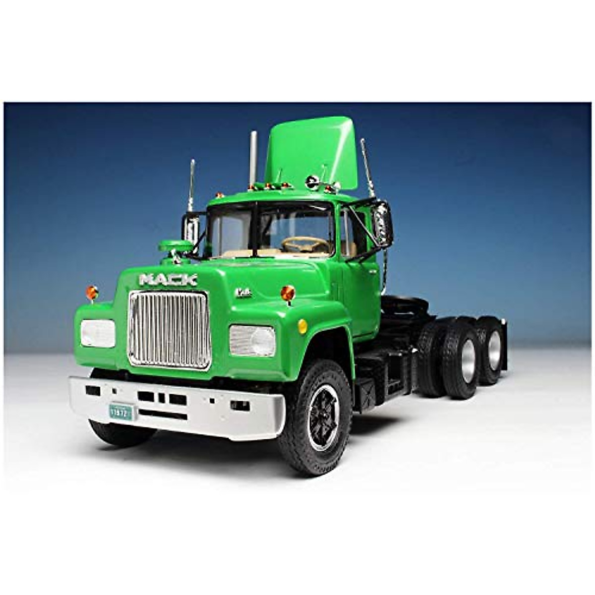 AMT Mack R685ST Semi Tractor 1:25 Scale Model Kit (AMT1039)