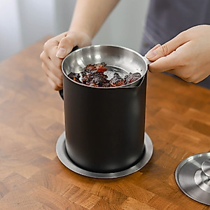 VUCCHINI Bacon Grease Container with Fine Strainer and Lid - Larger Capacity Bacon Grease Keeper Oil Can - Iron Cooking Oil Can with Removable a Coaster Tray for Kitchen Fat Storage