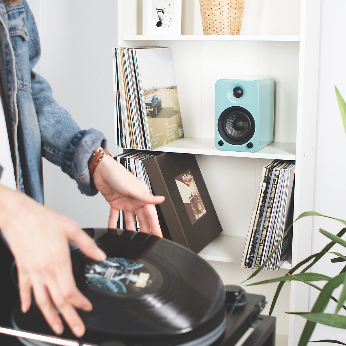 Kanto YU4GW Powered Speakers with Bluetooth and Built-in Phono Preamp | Auto Standby and Startup | Remote Included | 140W Peak Power | Pair | Gloss White