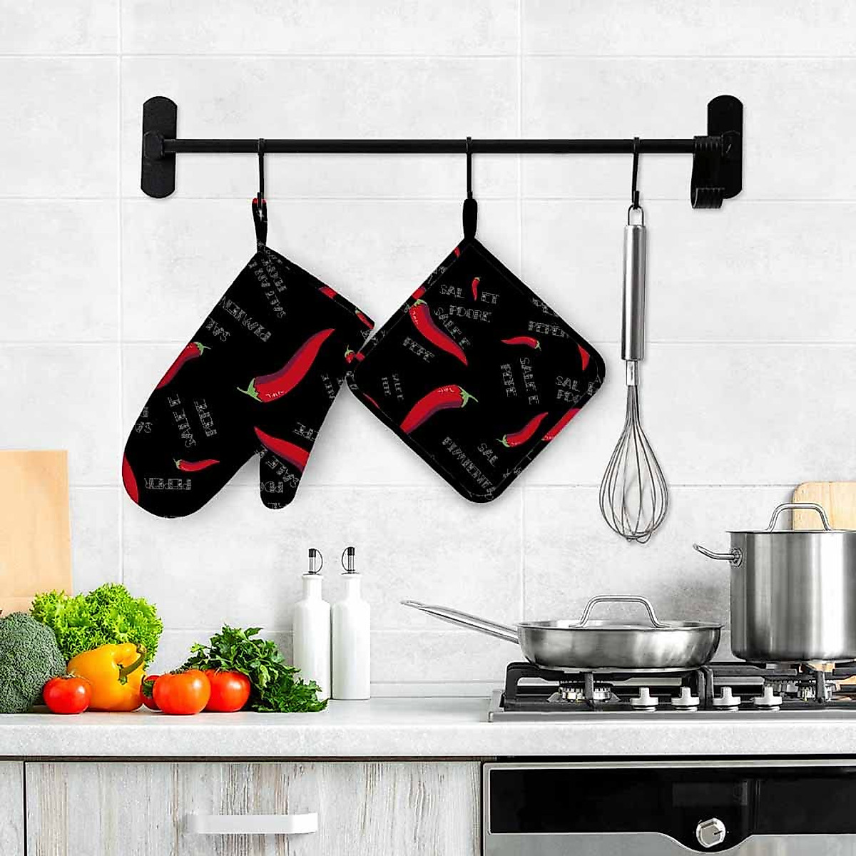 Mxocom Spicy Red Chili Peppers Heat-Resistant Oven Mitts and Pot Holder Hottest Bird's Eye Chili Black Background Kitchen Non-Slip Cooking Microwave Gloves for Cooking Baking Grilling