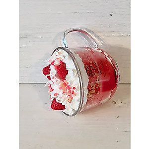 Tamese's Creations Strawberry Shortcake Candle| Creamy Whipped Topping | Juicy Strawberries |Cake Crumble|13 oz/ 369g | Made in USA