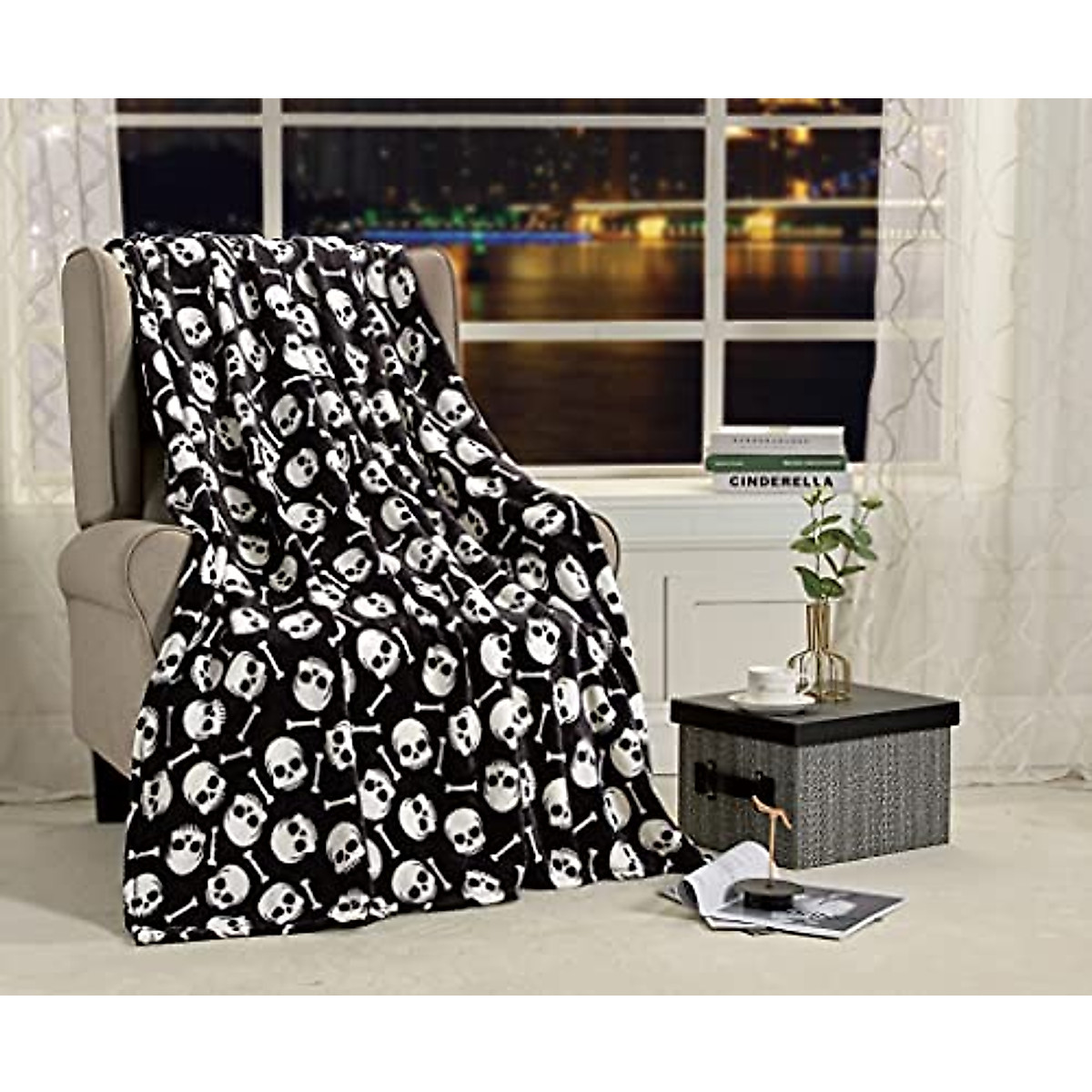 Décor&More Happy Halloween Microplush Throw Blanket (50In x 60In) - Creepy Skull