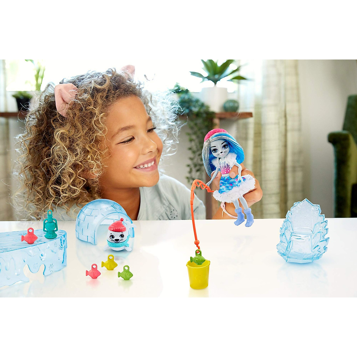 Mattel Enchantimals Fishing Friends Ice Fishing Playset with Sashay Seal Small Doll (6-in) & Blubber Animal Figure, Add Water and Use Poles to Catch Fish, Great Gift for 3-8 Year Olds