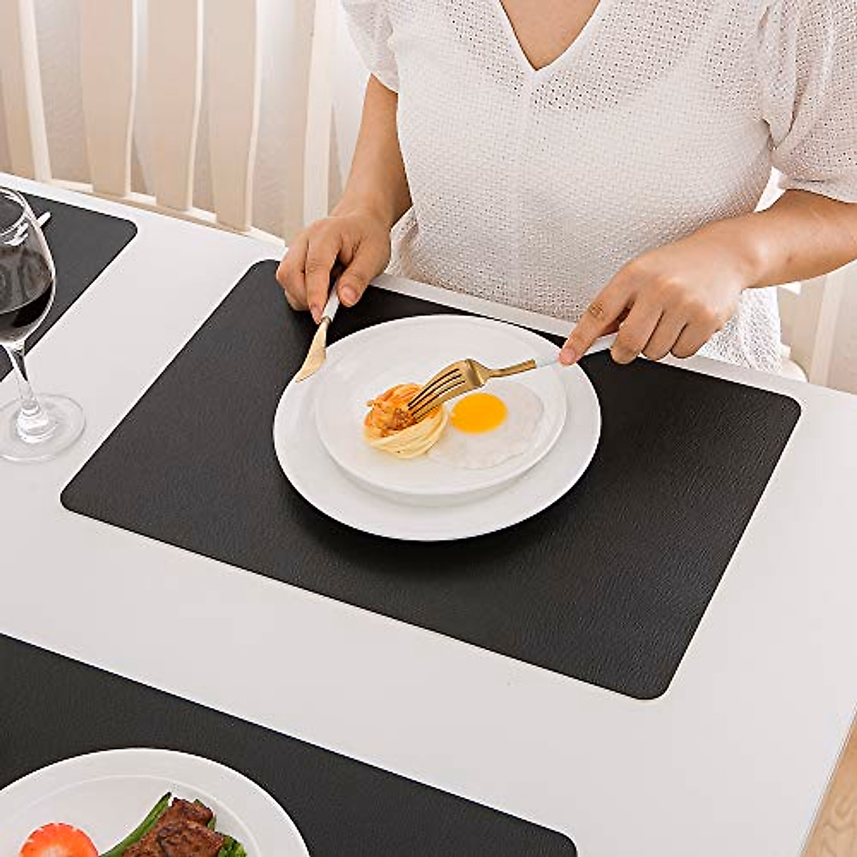 DOLOPL Placemats Black Placemat Leather Table Mats Set of 6 Heat Resistant Easy to Clean Wipeable Waterproof Washable Outdoor Placemats for Kitchen Dining Patio Table Decorations