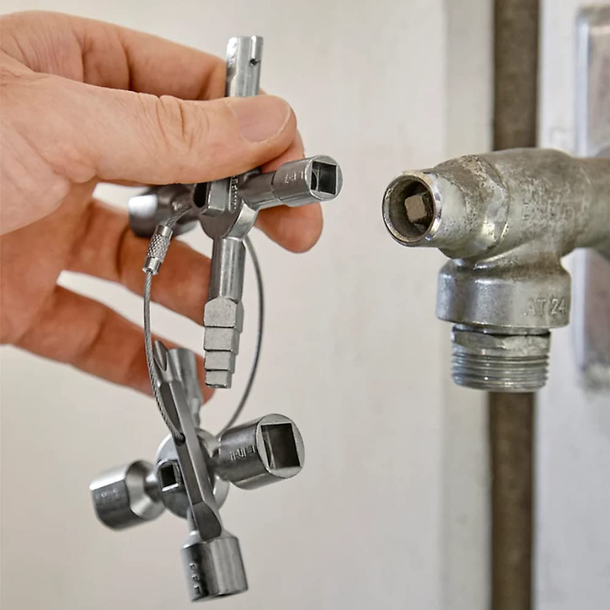 Knipex 00 11 01 TwinKey – for control cabinets, windows and shut-off systems