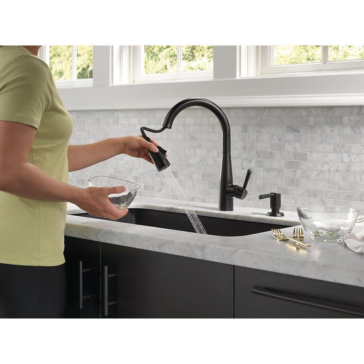 Delta Faucet Essa Kitchen Faucet with Pull Down Sprayer, Kitchen Sink Faucet Matte Black, Magnetic Docking Spray Head, Delta Kitchen Faucet Pull Down, Matte Black 9113-BL-DST