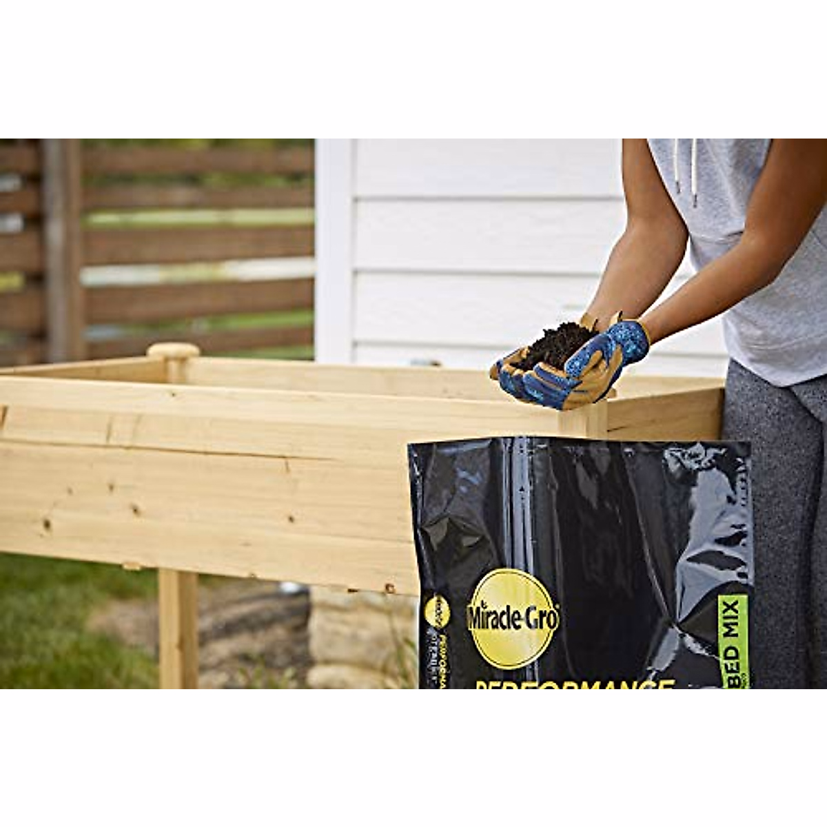 Miracle-Gro Performance Organics Raised Bed Mix - Organic and Natural Ingredients, Potting Soil Blended for Raised Bed Gardening, Grow More Vegetables, Flowers and Herbs (vs unfed plants), 1.3 cu. ft.