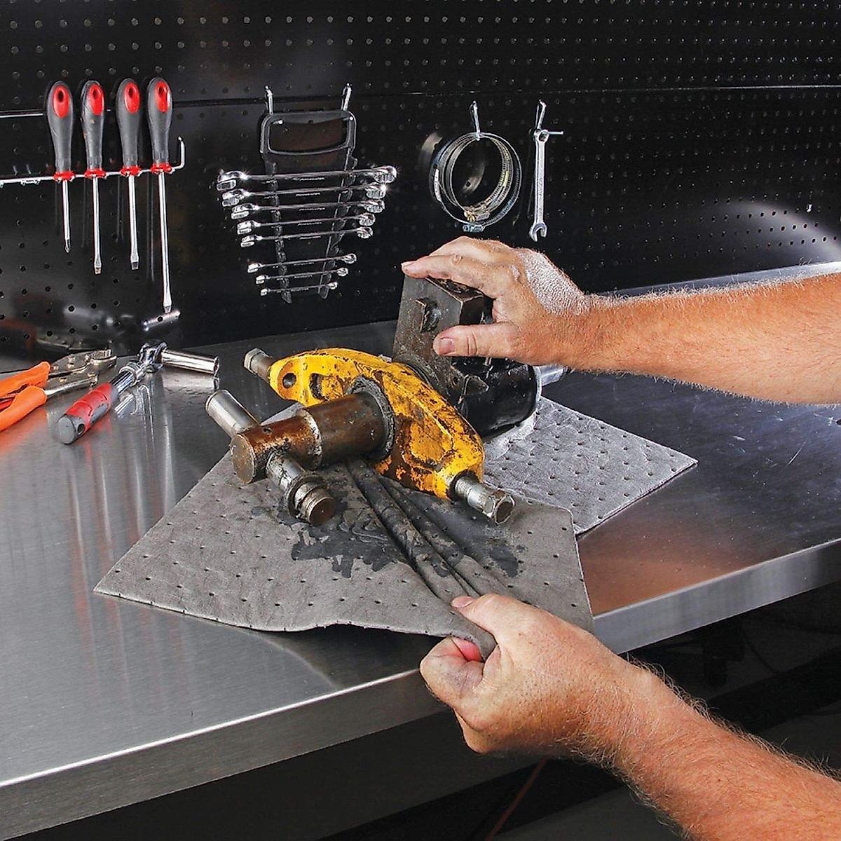 New Pig Premium Absorbent Mat Pads | 20 Oil Absorbent Pads | The Original PIG Mat | 15" x 20" Oil Pads | Each Pad Absorbs 28 oz | Total Absorbency is 4.4 Gallons | 20-Count | Heavyweight | PM50275