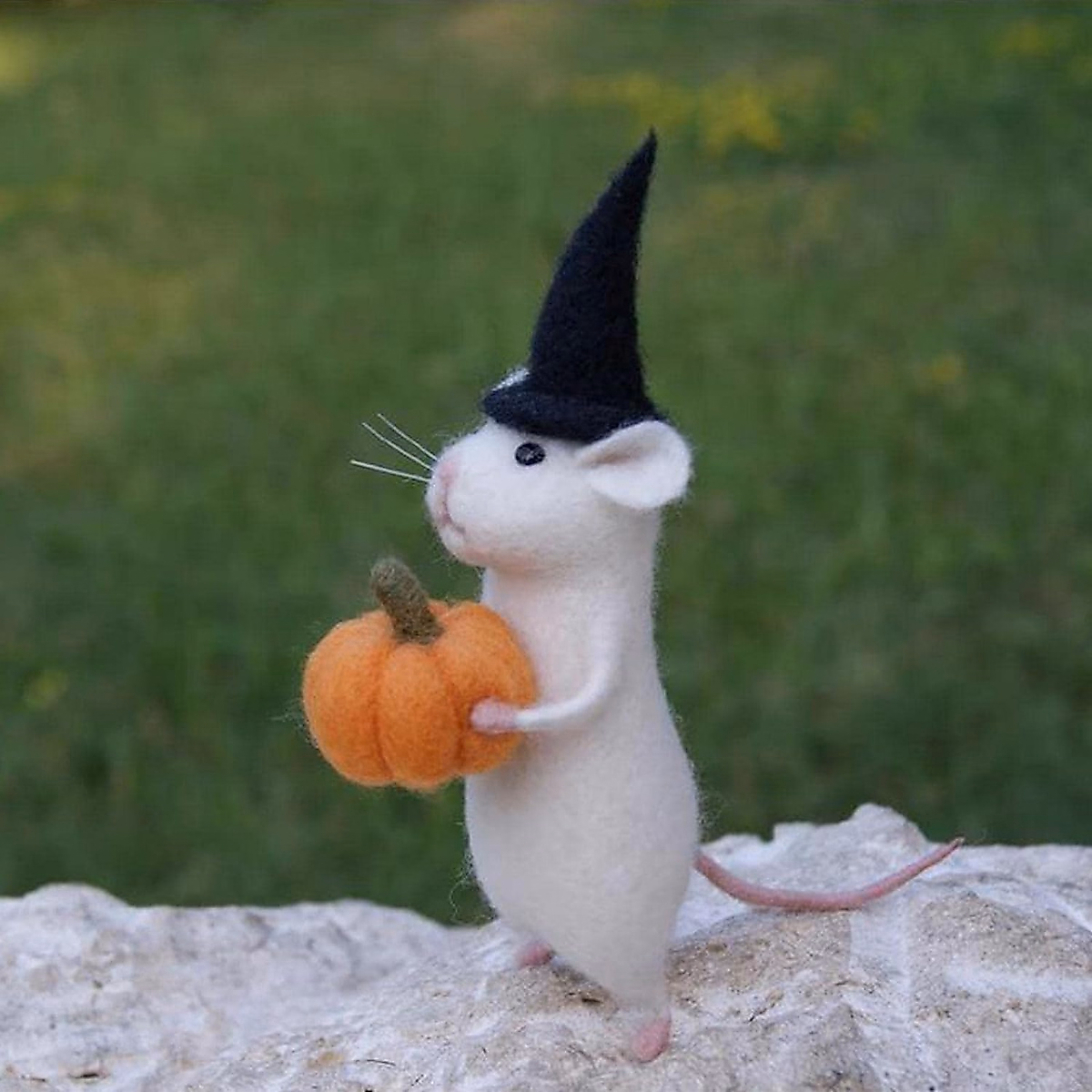 DABATO Halloween Mouse with A Pumpkin, 2024 New Cute Handmade Wool Felt Christmas Mouse Ornament, Needle Felted Pumpkins Animals Decoration, Christmas Home Decoration Gifts (B)