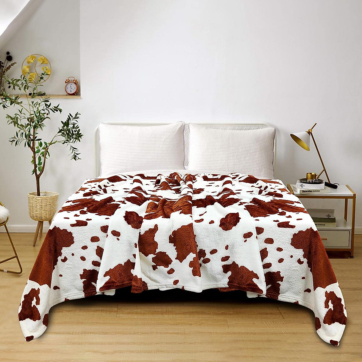 Cow Print Throw Blanket, Flannel Soft Cow Blankets for Adults, Fleece Fuzzy Cow Throw Blanket for Bed Couch Sofa, Lightweight Blanket for All Season (60x80 Inches)
