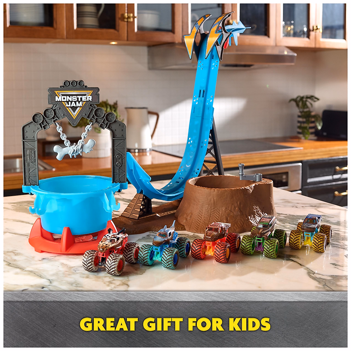 Monster Jam Mud Blasters, Monster Mutt Dalmatian Dunk Tank Playset, Color Change Action, Kids Toy Gifts for Boys and Girls Ages 3 and Up