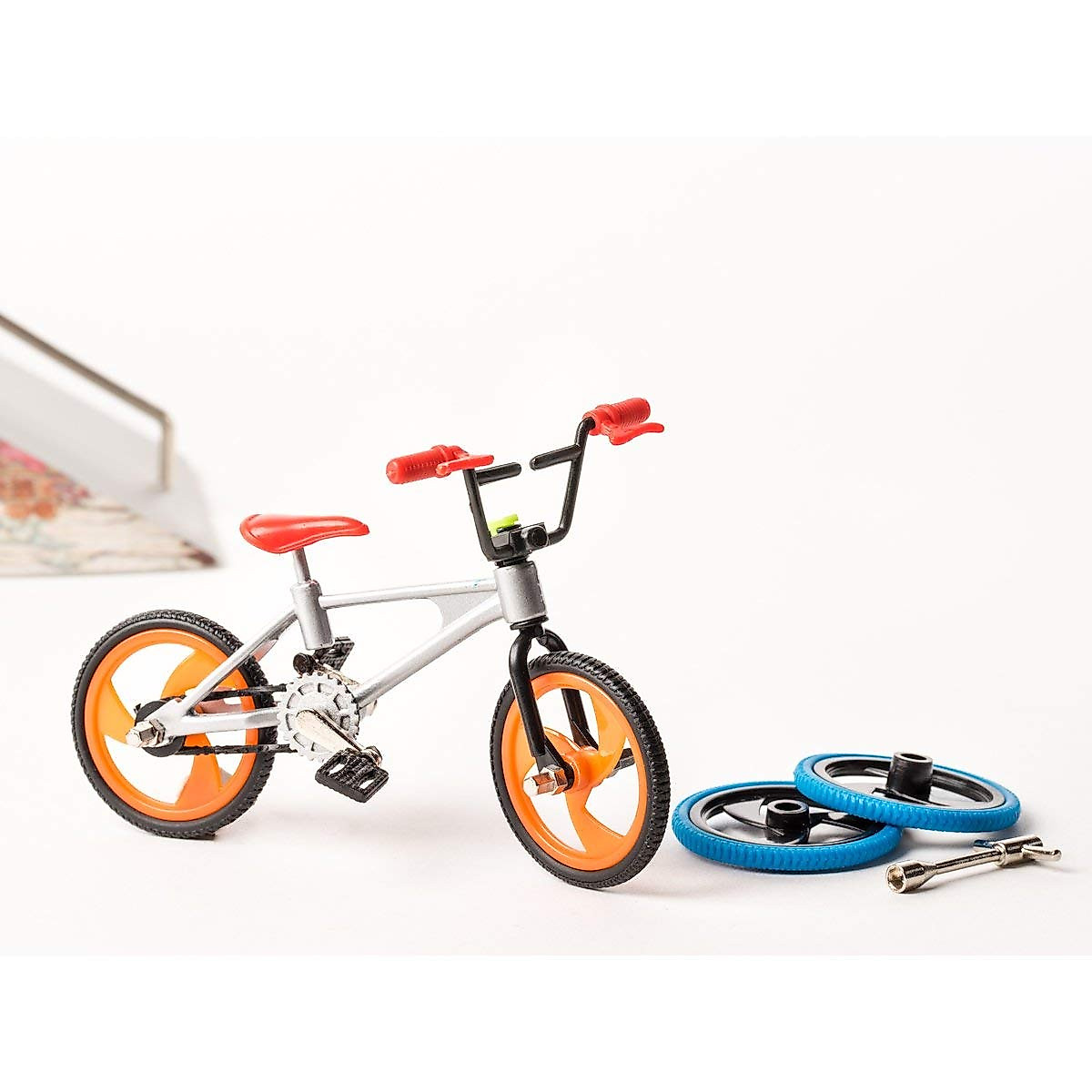 Grip and Tricks - Orange Finger BMX Freestyle with 2 Extra Toy Bike Wheels and 1 Finger Bikes Tool - Pack 1 Finger Toy for 6+ Years Old Kid