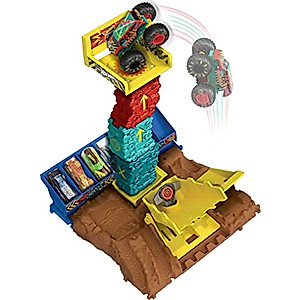 Hot Wheels Monster Trucks Arena Smashers Demo Derby Car Jump Challenge, Demo Derby Toy Truck in 1:64 Scale & 2 Crushable Cars