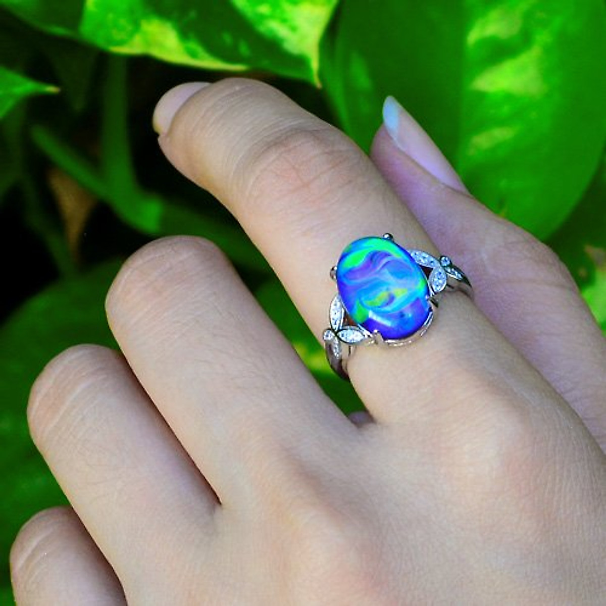 FUN JEWELS Opalescent Swirl Color Changing Oval Crystal Stone Brass Mood Ring Size Adjustable For Women