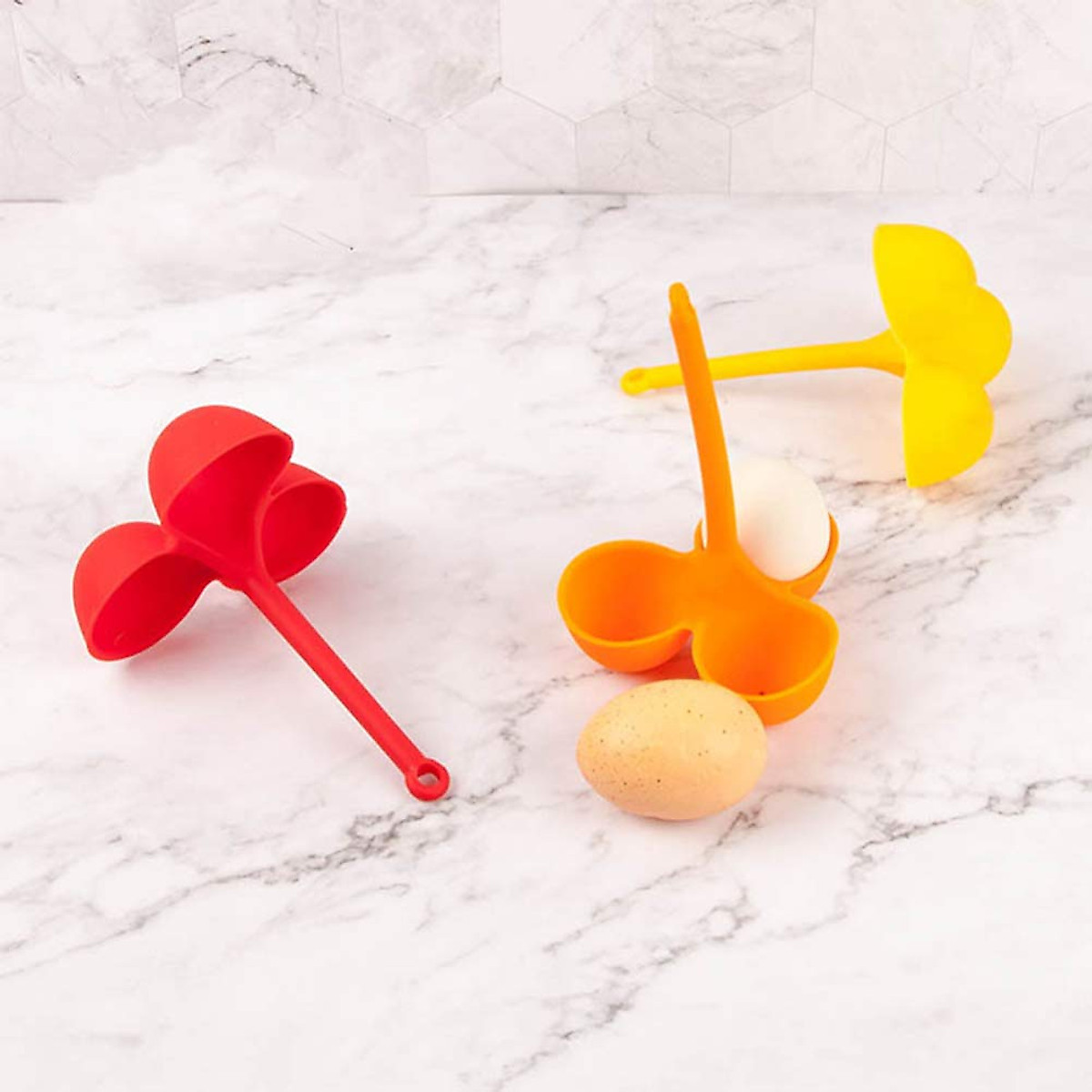 Cabilock 3pcs Egg Poaching Cups Silicone Egg Poacher Holder Microwave Stovetop Egg Poacher Rack for Home Kitchen (Random Color)