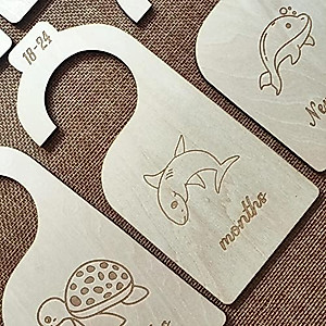 Menolana 7Pcs/ Set Wood Baby Wardrobe Dividers, Nursery Decor from Newborn to 24 Month Durable Baby Closet Dividers Hangers Dividers Organizers Supplies