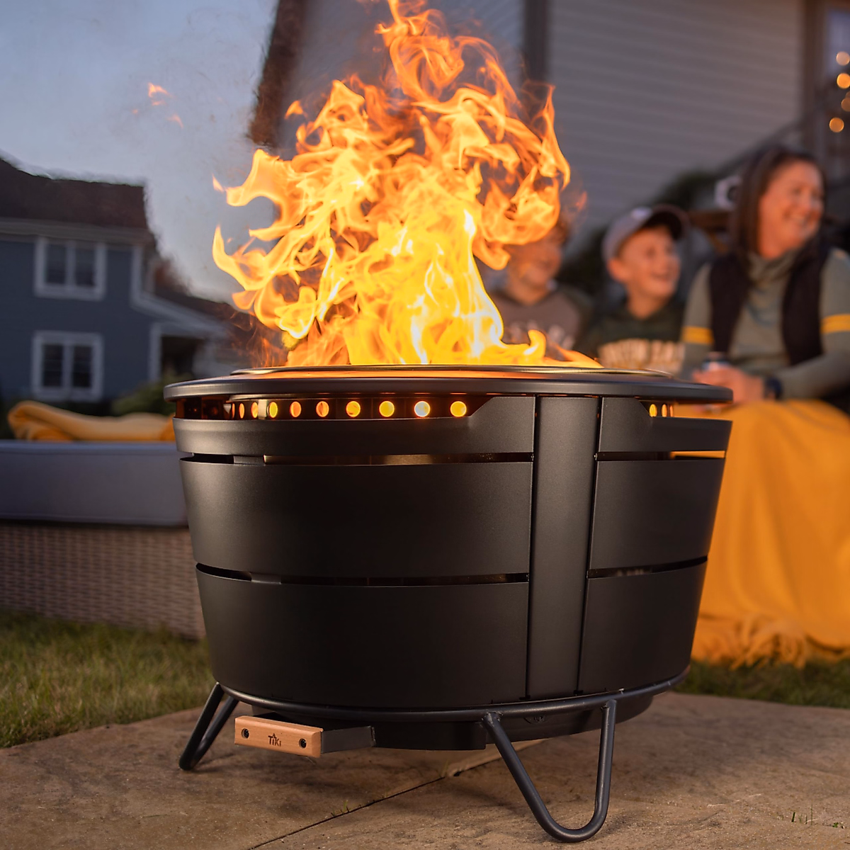 TIKI 27.5-Inch Smokeless Reunion Fire Pit, Large Outdoor Fire Pit for Gatherings, Wood Burning with Removable Ash Pan & Weather-Resistant Cover, Modern Black Design – Perfect for Patio & Backyard