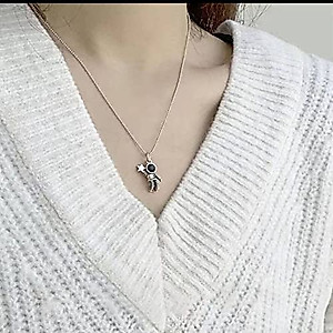 MAJORWARAP 2PCS Magnetic Couple Necklace for Him Her Matching Astronaut Heart Pendant Astronaut Heart Pendant Friendship Spaceman Necklaces Relationship Attraction Jewelry