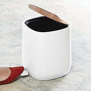 mDesign Modern 1.3/5 Liter Gallon Plastic Step Trash Can Wastebasket, Small Garbage Container Bin - for Bathroom, Powder Room, Bedroom, Kitchen, Craft Room - Removable Liner Bucket - White/Bamboo