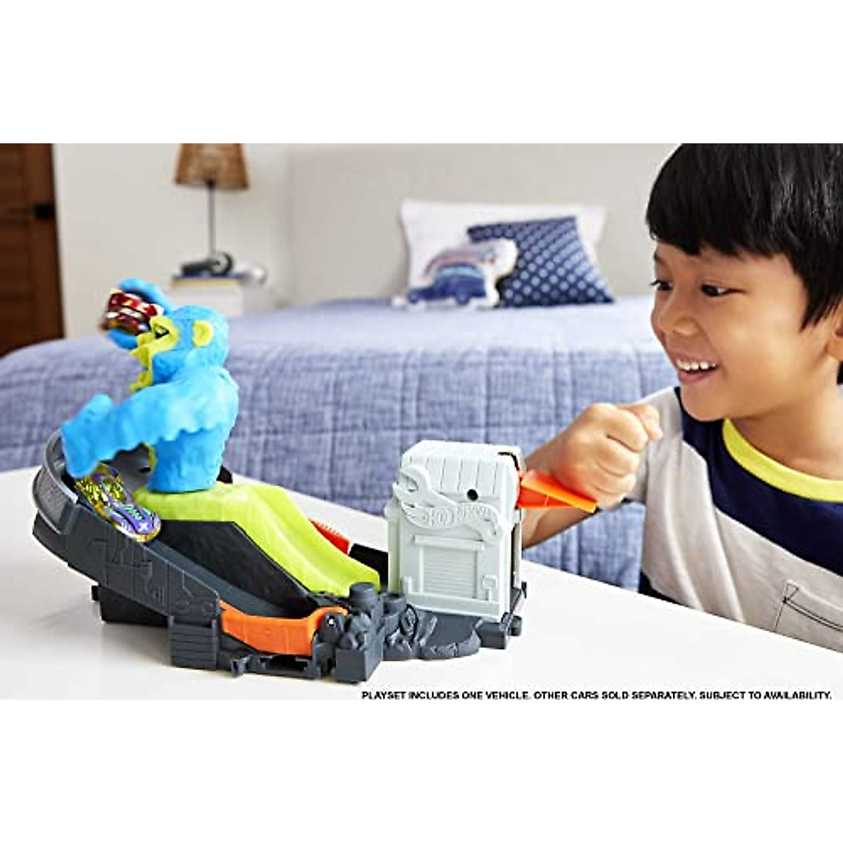 Hot Wheels Toxic Ape Attack Play Set for Kids 4 to 8 Years Old, Launch Included Car at Moving Purple Ape to Defeat It Before It Knocks Cars Off The Track & Destroys Garage