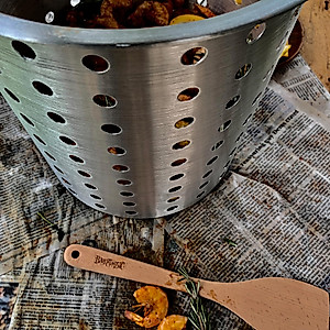 Bayou Classic Stainless Steel Boiler Cooker Kit Features 44-qt Stainless Boiler with Lid, Steam/Boil Basket, 4-in Cast Aluminum 58,000 BTU Burner, 10-psi Pre-Set Regulator and 48-in Hose