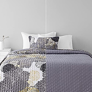Amazon Basics Lightweight Reversible Microfiber 2-Piece Quilt Set - Twin, Gray Floral