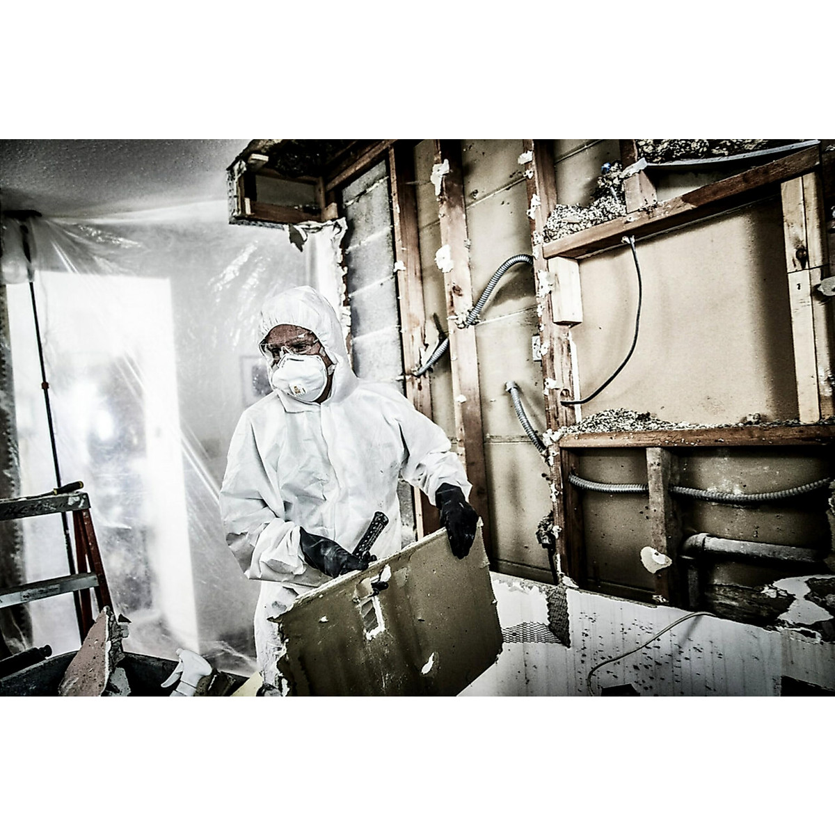 3M N100 Lead Paint Removal Valved Respirator 8233, 1 Pack, COOL FLOW Exhalation Valve, NIOSH-APPROVED, Advanced Filter Media For Easy Breathing, Adjustable Noseclip, Soft Foam Faceseal (8233PA1-B-PS)