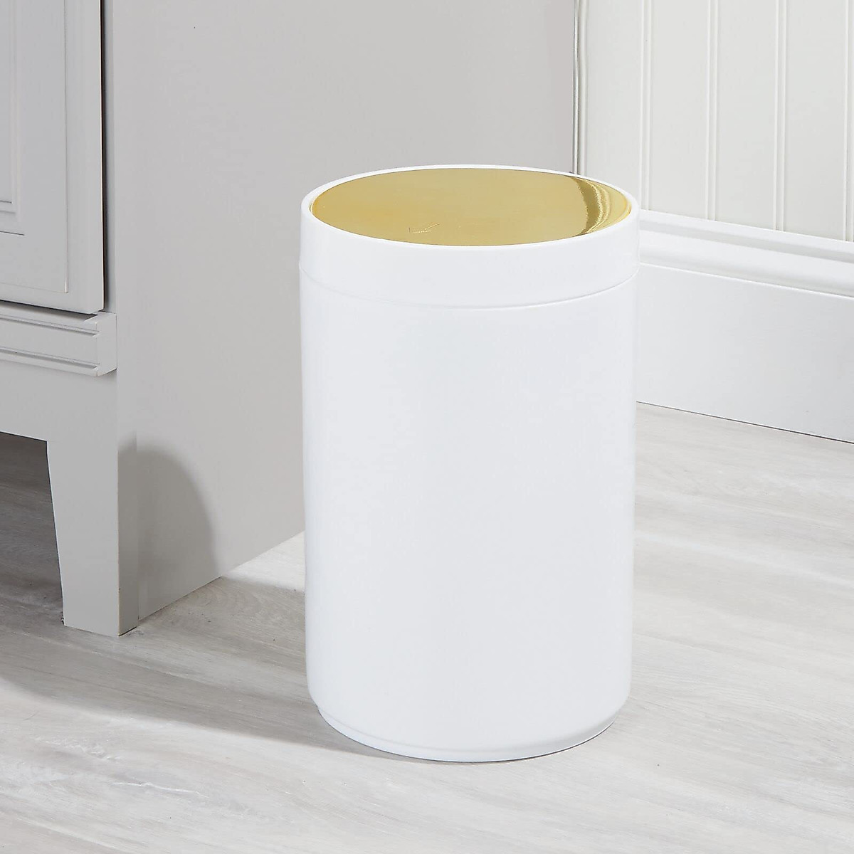 mDesign Small Round Plastic Trash Can Wastebasket, Garbage Container Bin with Swing Top Lid - for Bathrooms, Kitchens, Home Offices - 1.3 Gallon/5 Liter - White/Gold