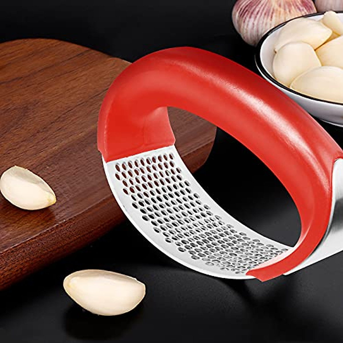 KUFUNG Garlic Press, Garlic Mincer Premium Garlic Press Rocker Garlic Press Stainless Steel, Arc Shape Design Garlic Crusher With Comfortable Grip (Red, M)