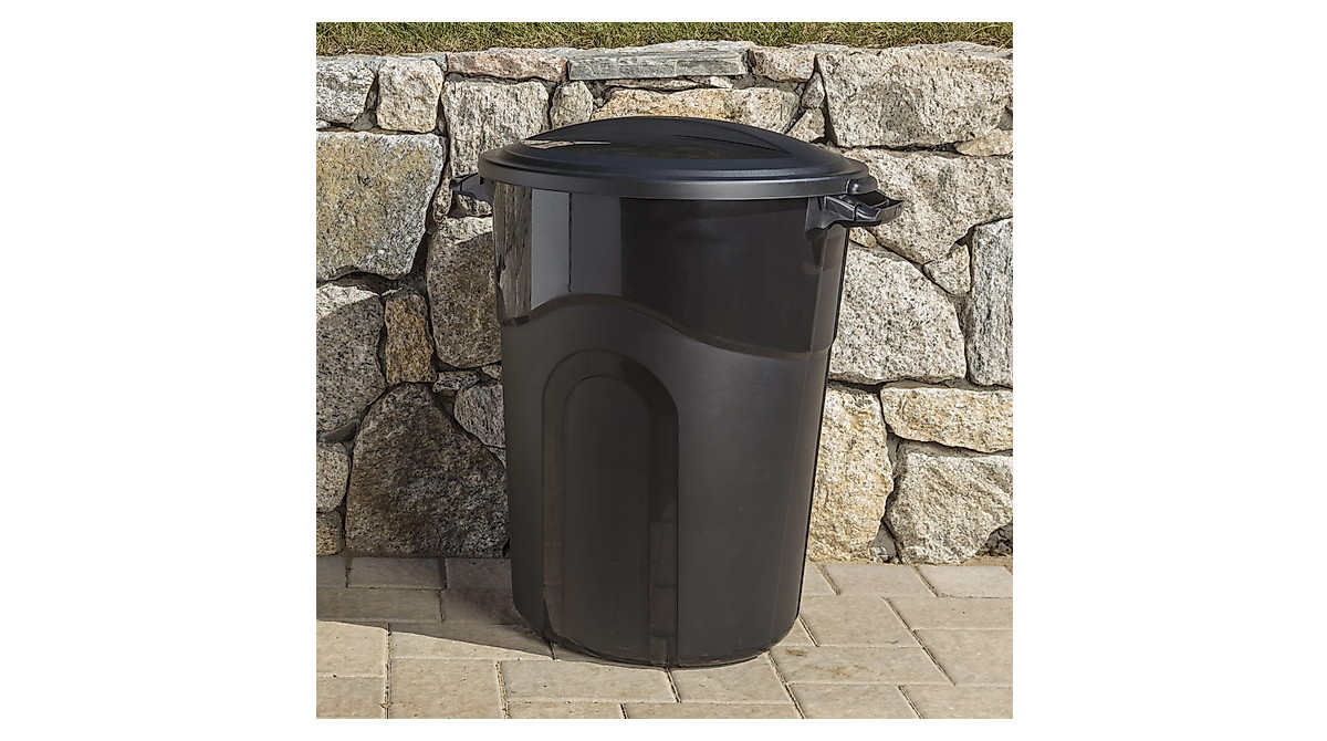 DayGo 32 Gallon Heavy Duty Plastic Garbage Can with Lid - Indoor/Outdoor