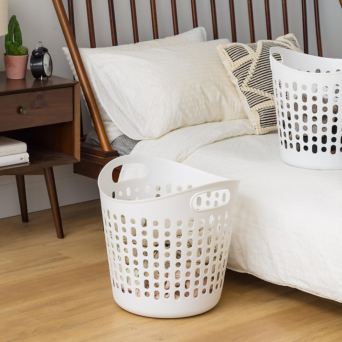 IRIS USA Laundry Basket 40L Durable and Flexible, Portable Round Bin, 1.15 Bushel Hamper for Storage with Ventilation Holes for Closet Dorm Laundry Room Bedroom, White