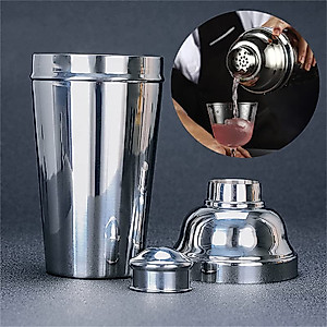 Cocktail Shaker, 60oz Martini Shaker,Drink Shaker Built-in Strainer,1.8L Stainless Steel Large Drink Shaker with Strainer for Bartending Bartender Shaker Margarita Mixer