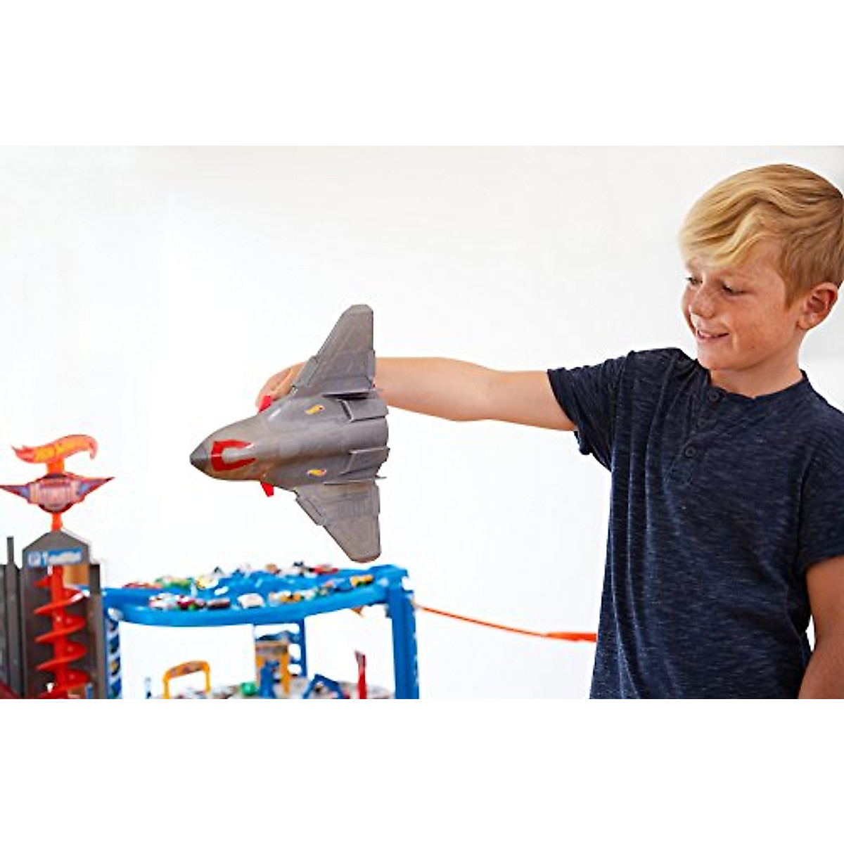 Hot Wheels Toy Car Track Set & 4 1:64 Scale Cars, Super Ultimate Garage, 3+ Ft Tall with Motorized Gorilla & Storage for 140 Cars