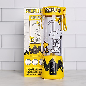 Uncanny Brands Peanuts Snoopy & Woodstock USB-Rechargeable Portable Blender