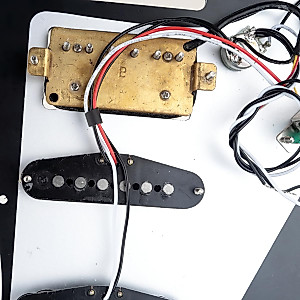 Musiclily Basic 11 Hole HSS Loaded Guitar Strat Pickguard Prewired Pickguard with Alnico 5 Pickup Humbucker for Fender American/Mexican Stratocaster Standard Modern Style Electric Guitar, 3Ply Black