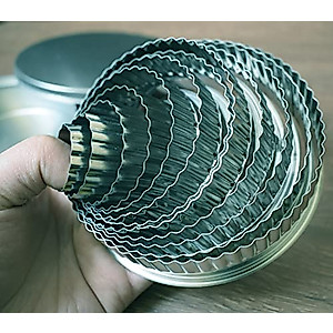 Xoutuo Fluted Edge Round Cookie Biscuit Cutter Set 12, Metal Circle Biscuit Cutters Set, Wave Pastry Donut Doughnut Cutter Set Serrated Round Fondant Cake Cookie Cutters