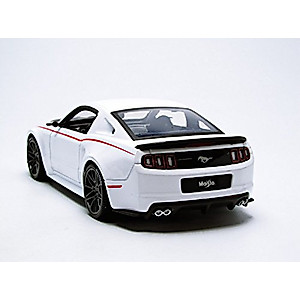 Maisto 2014 Ford Mustang Street Racer White 1/24 Model Car