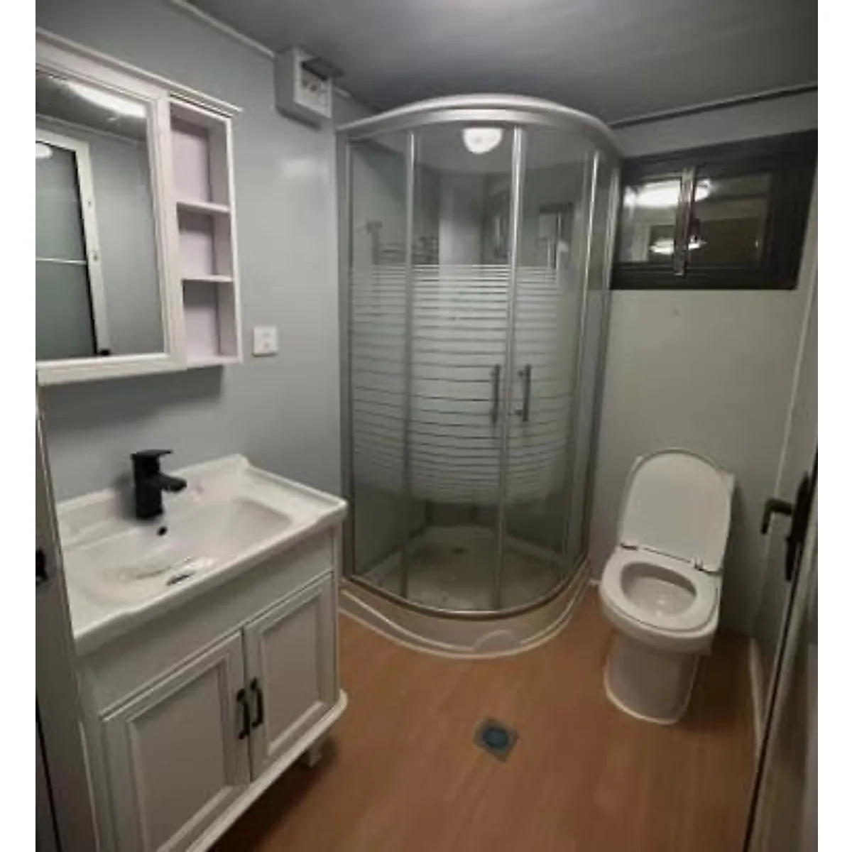 40FT Expandable Mobile House, 3 Bedrooms, Fully Equipped Kitchen with Cabinets, Bathroom with Toilet and Shower. Customizable Prefabricated Portable Home for Adults.