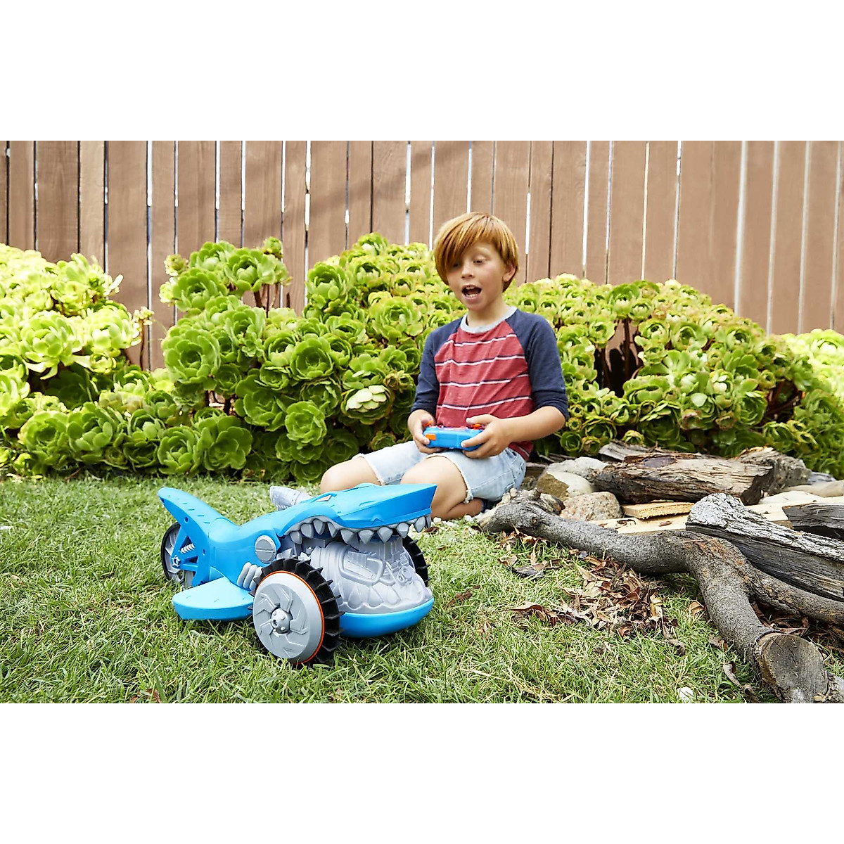 Hot Wheels R/C Supercharged Shark Vehicle, that Races on Land & Water, R/C Chomping Mechanism, Dynamic Steering, for Kids 5 Years Old & Older [Amazon Exclusive]