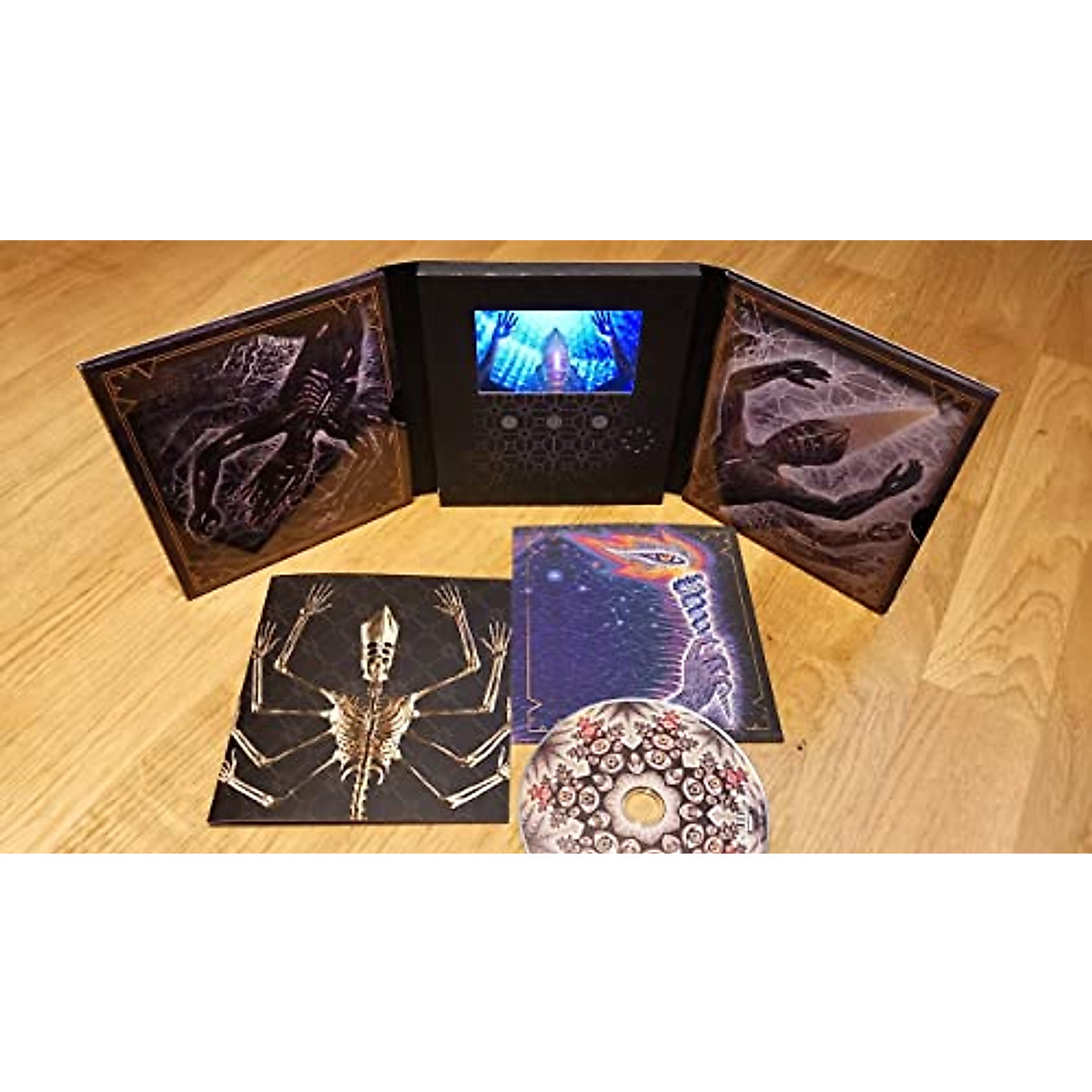 Fear inoculum Limited Edition w/ HD Screen Video Player & Download Card Variant 2 : Priest Bowing