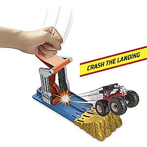 Hot Wheels Monster Trucks Launch & Bash Playset with Launcher, 4 Crushed Cars, 1 1:64 Scale Monster Truck, Landing Zone for Stunting, Crashing Action Great Gift for Kids Ages 4-5-6-7-8