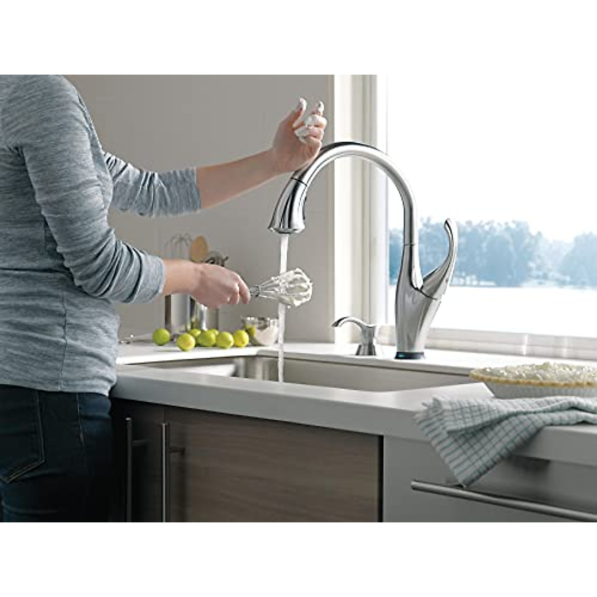 Delta Faucet Addison Touch Kitchen Faucet Brushed Nickel, Kitchen Faucets with Pull Down Sprayer, Kitchen Sink Faucet, Touch Faucet for Kitchen Sink, Touch2O Technology, Arctic Stainless 9192T-AR-DST
