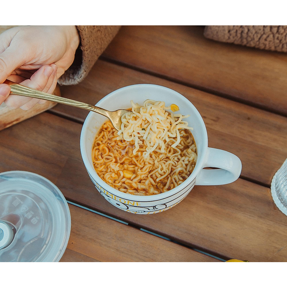 Silver Buffalo Peanuts Snoopy and Woodstock Ceramic Soup Mug with Vented Plastic Lid, 24 Ounces, 1 Count (Pack of 1)