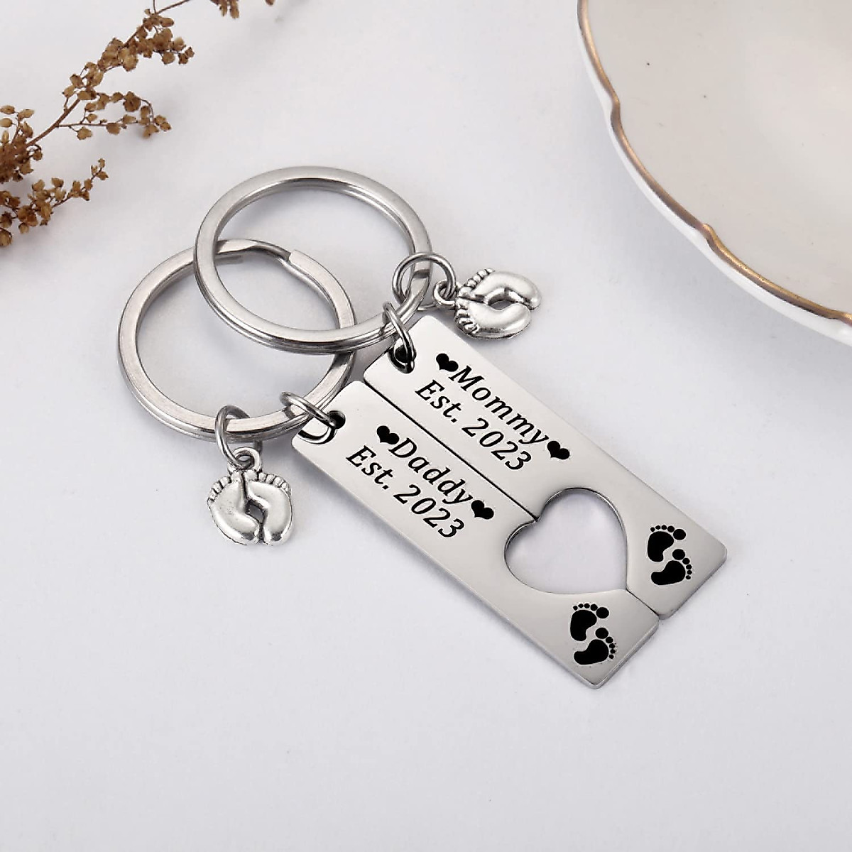 Pregnancy Announcement Gifts for First Time New Moms Dad to be Gender Reveal New Baby Gift Basket for Parents - Daddy and Mommy Est 2023 Keychain Set