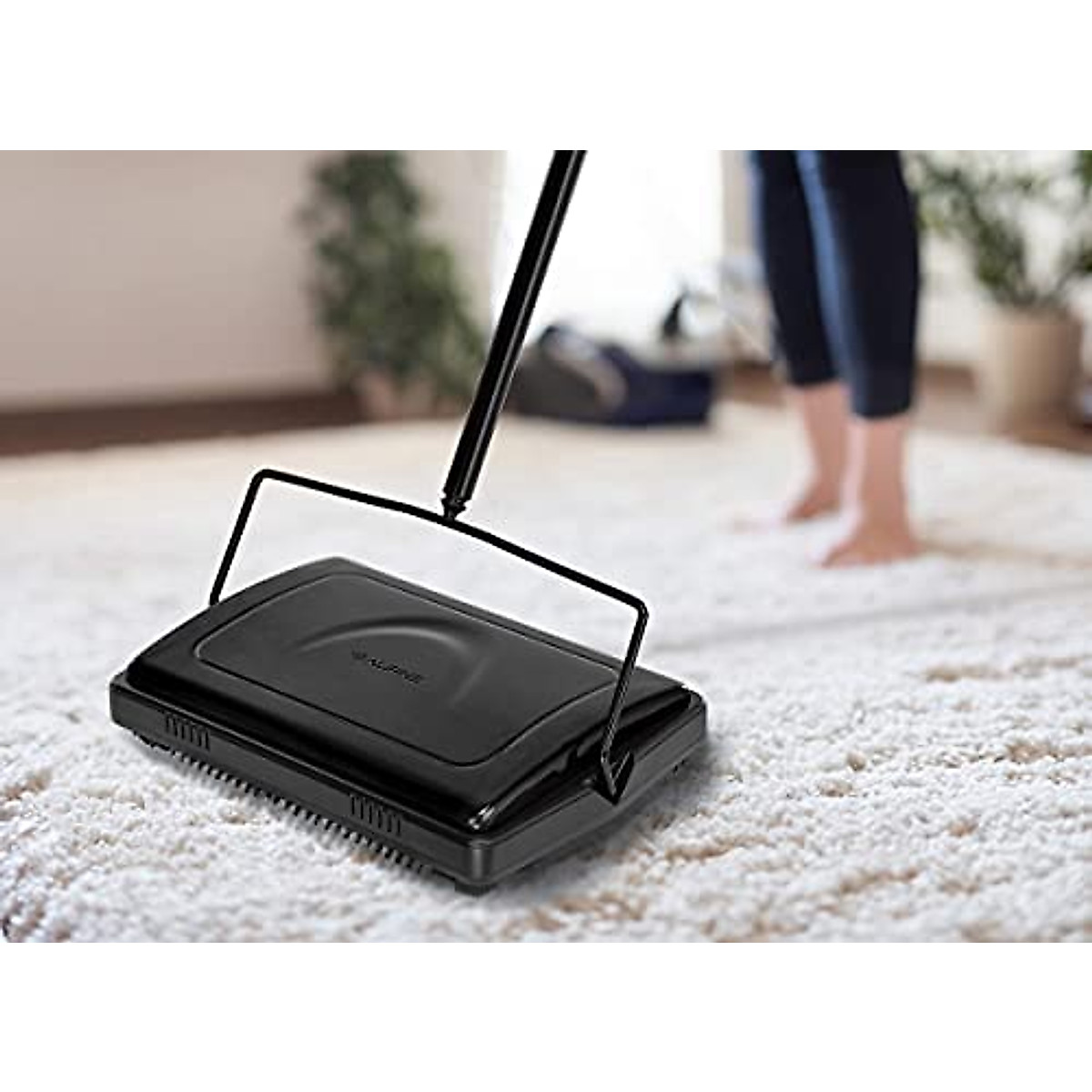 Alpine Industries Triple Brush Floor & Carpet Sweeper – Heavy Duty & Non Electric Multi-Surface Cleaner - Easy Manual Sweeping for Carpeted Floors - Black