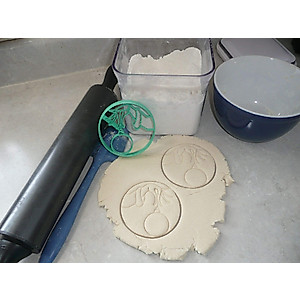 THE GRINCH HAND HOLDING CHRISTMAS ORNAMENT HOLIDAY COOKIE CUTTER MADE IN USA PR4106