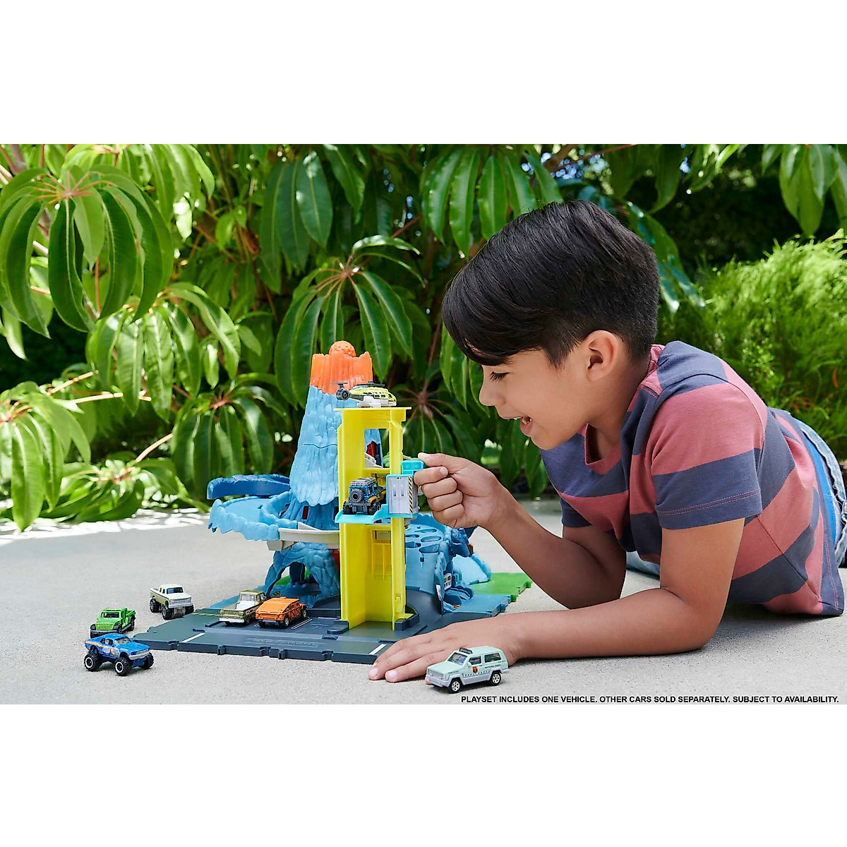 Matchbox Cars Playset, Action Drivers Volcano Escape with 1:64 Scale Vehicle, Kid- & Car-Activated Features, Lava Explosion