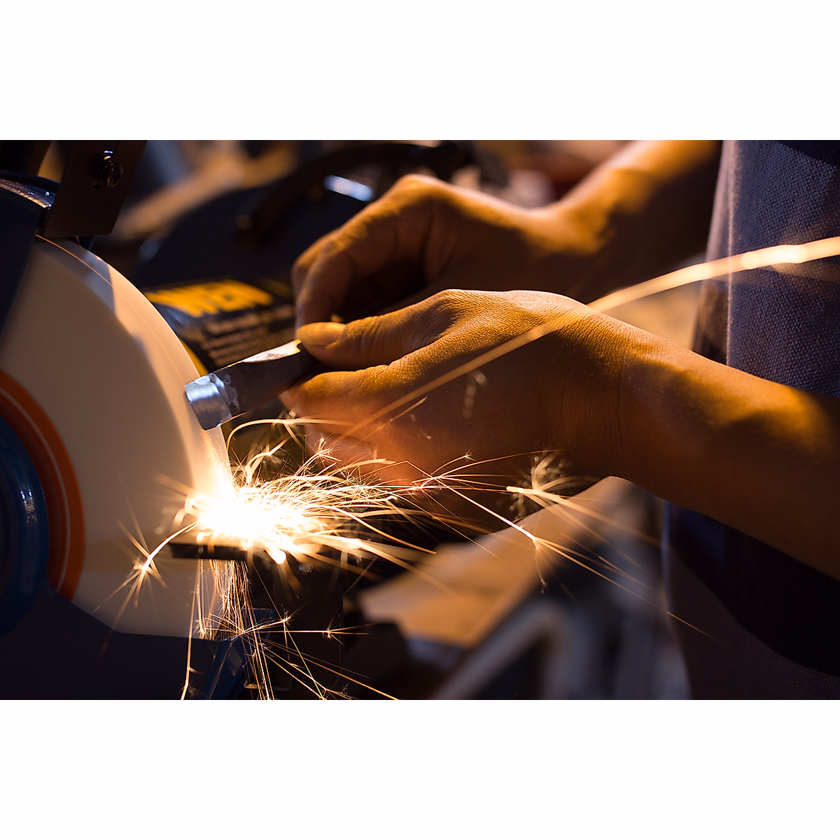 WEN BG4286 3-Amp 8-Inch Slow Speed Bench Grinder, Orange,black