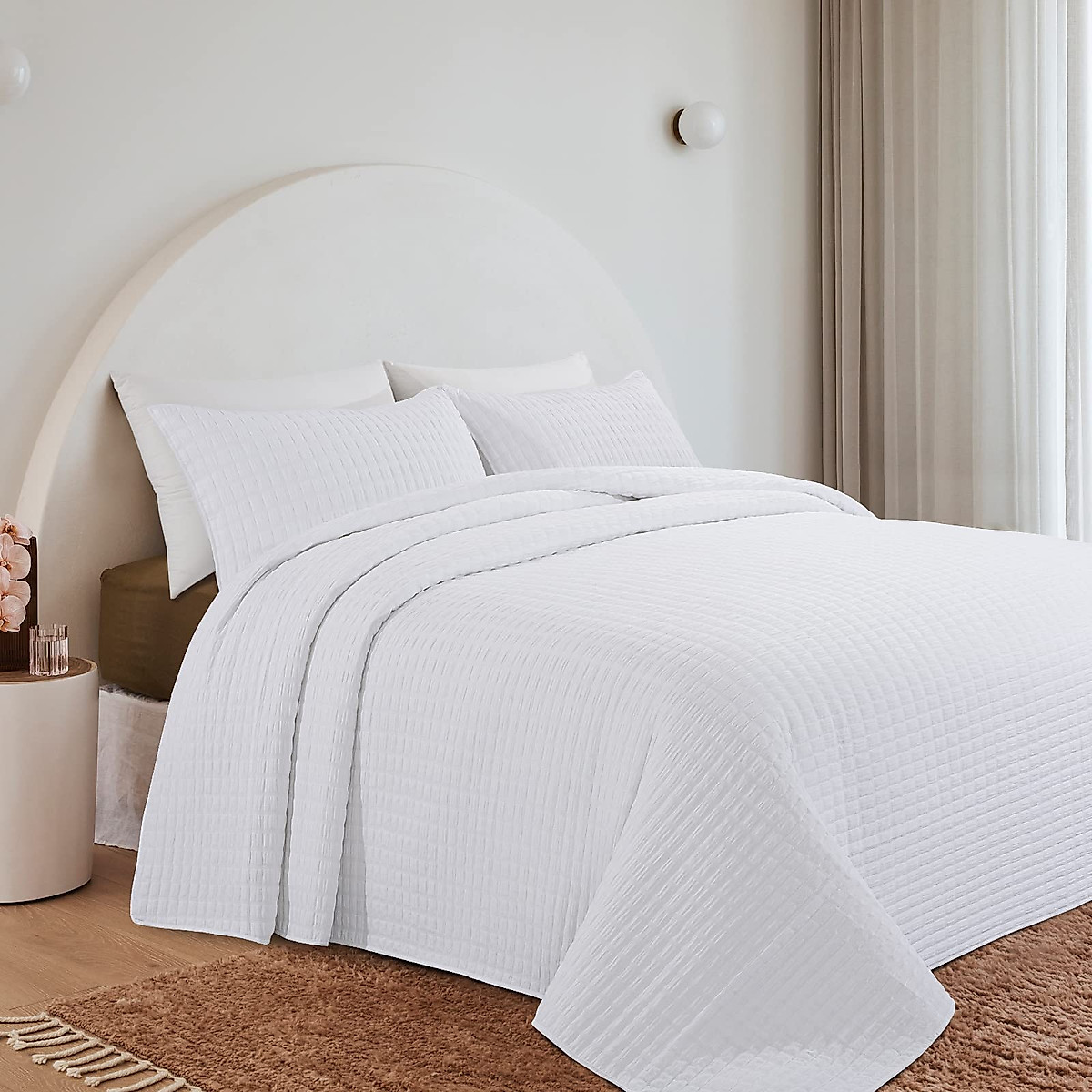HOMBYS Oversized King Seersucker Bedspread 120”x128”, White Summer Quilt Set,Lightweight Bedding Cover with Shams for All Season, Microfiber Modern Style Bedspread & Coverlet Sets (1 Quilt, 2 Shams)